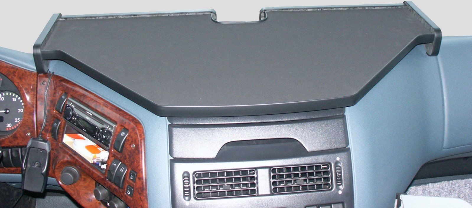 Dashboard driver table DAF XF / XF105 with recess titan